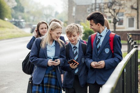 Campaign to ban mobile phones at school